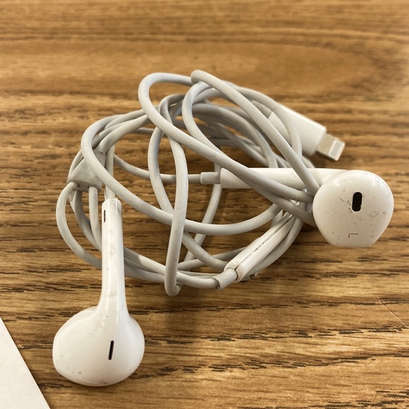 Apple | Headphones | Lightly Used Wired Headphones | Poshmark